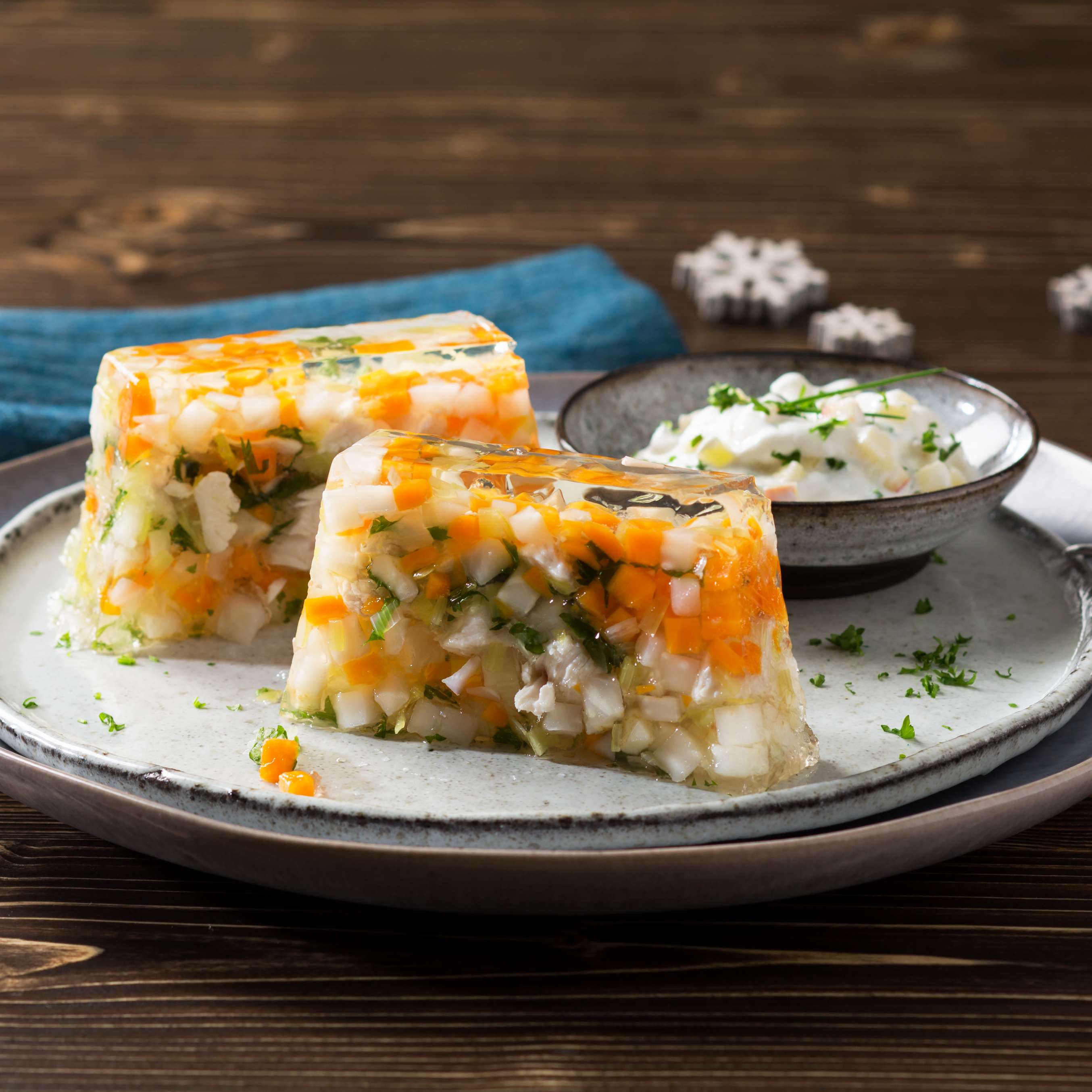 Recept | Hydinový aspik so zeleninou a bylinkovo-jogurtovým dipom ...