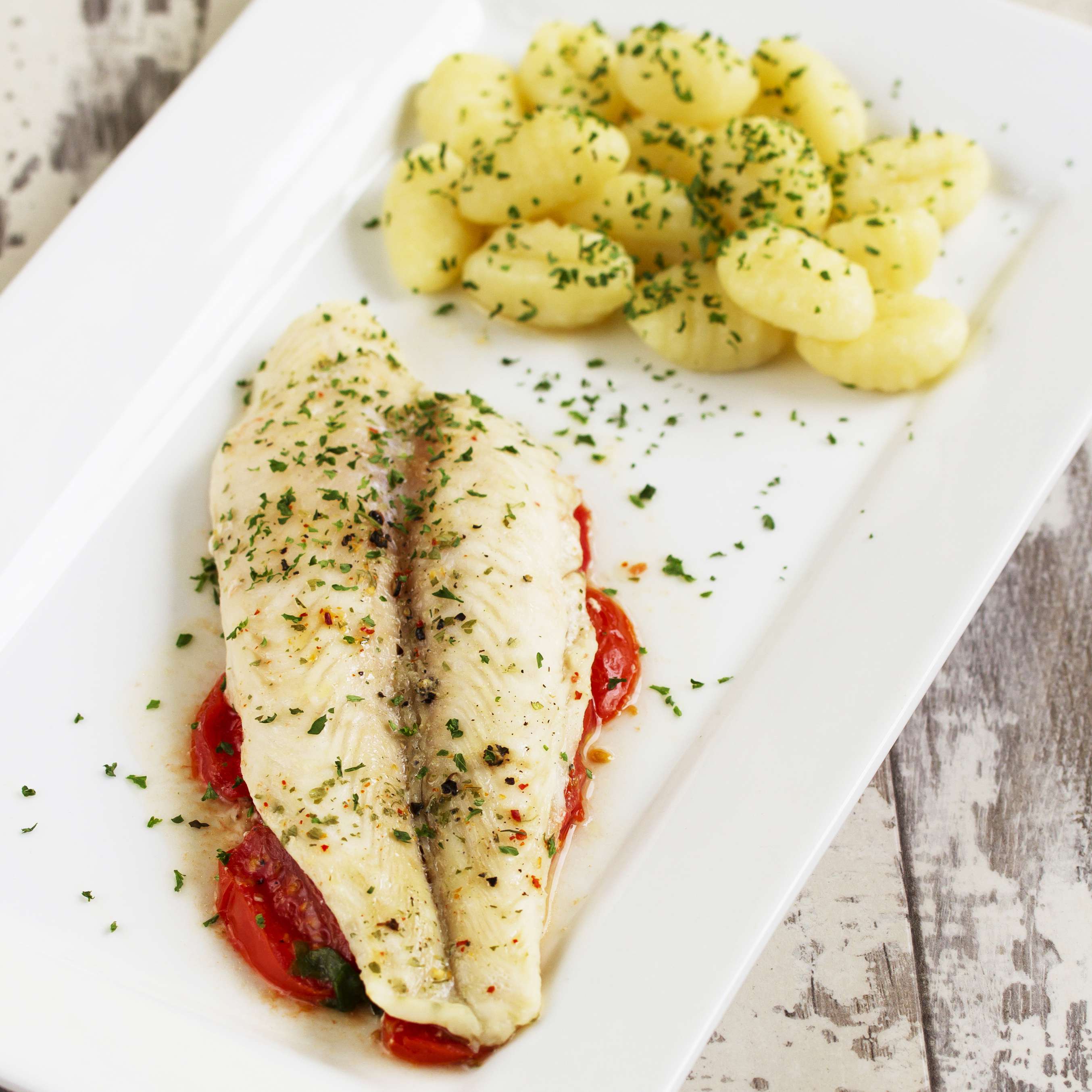 Recept: Filet oslića na posteljici od mariniranih rajčica | Kaufland